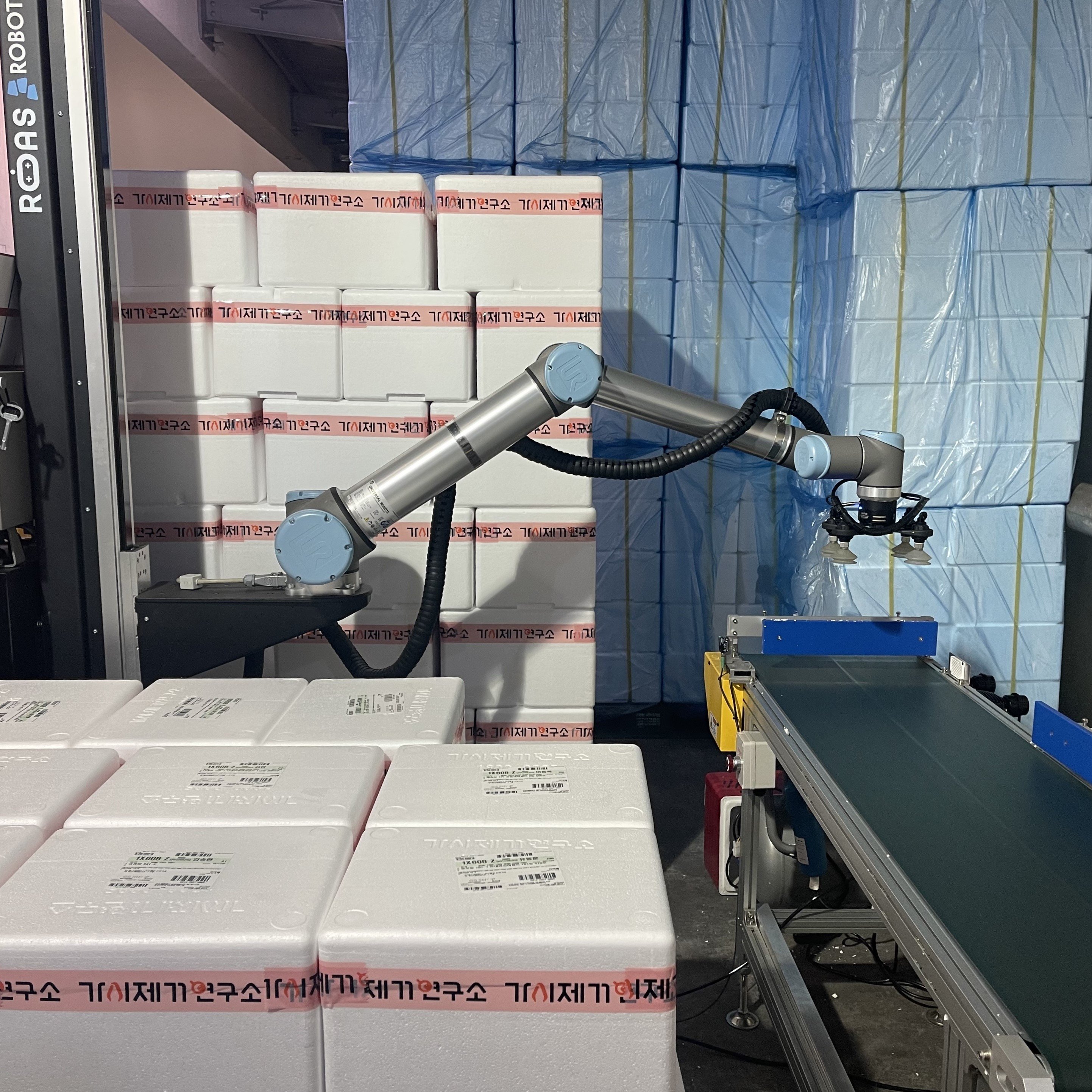 Automated Palletizing Solutions with Robotic Palletizers - Robotiq