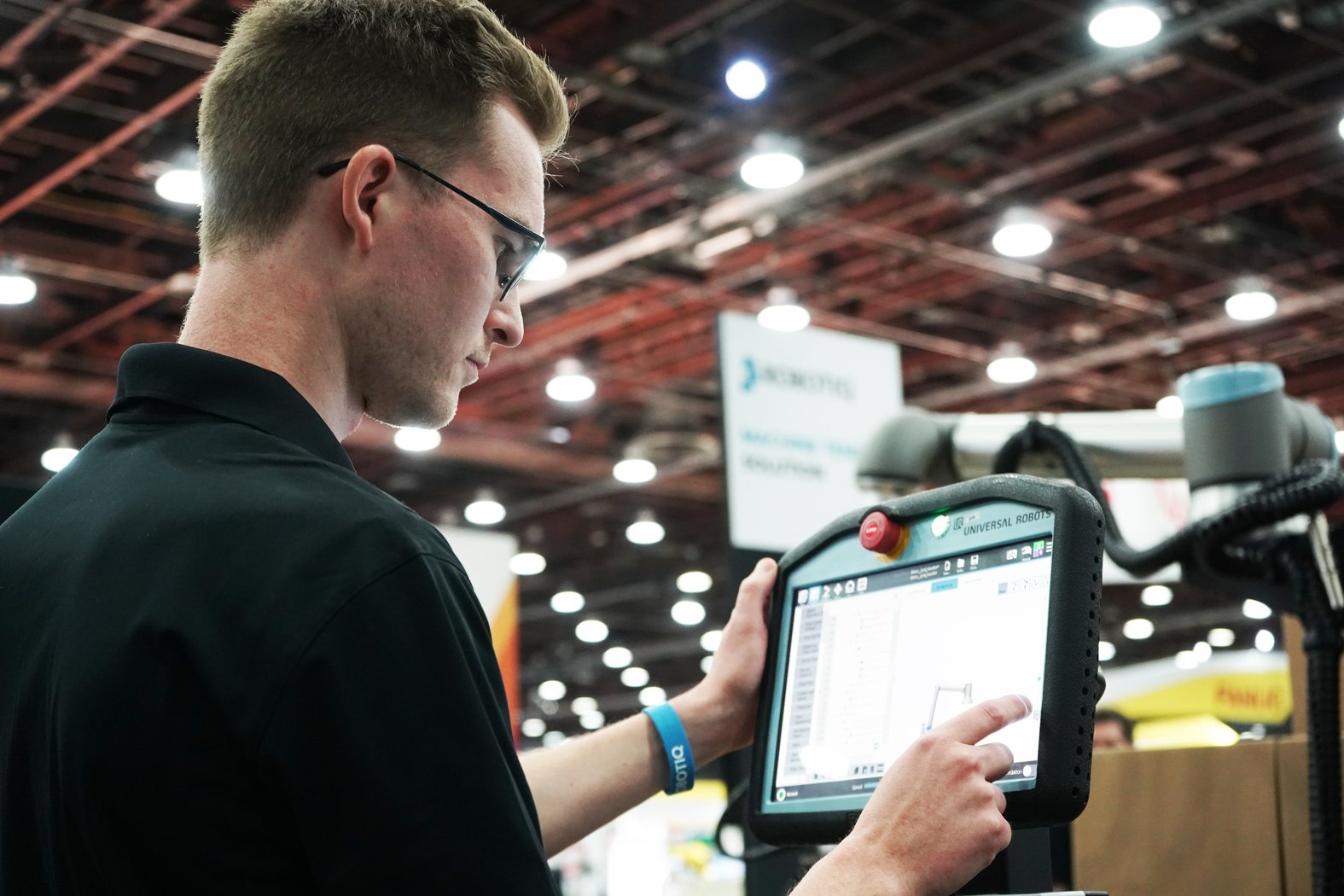 Automated Palletizing Solutions with Robotic Palletizers - Robotiq