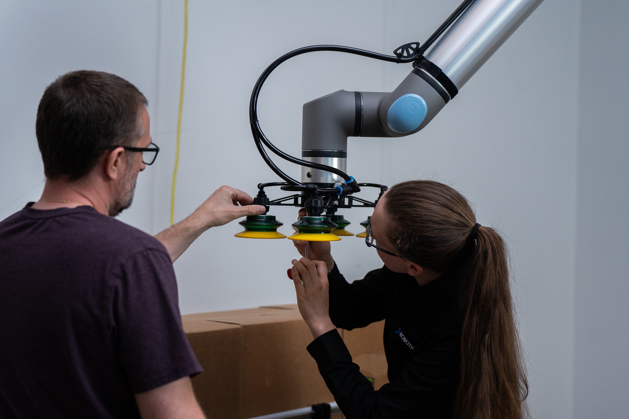Automated Palletizing Solutions with Robotic Palletizers - Robotiq