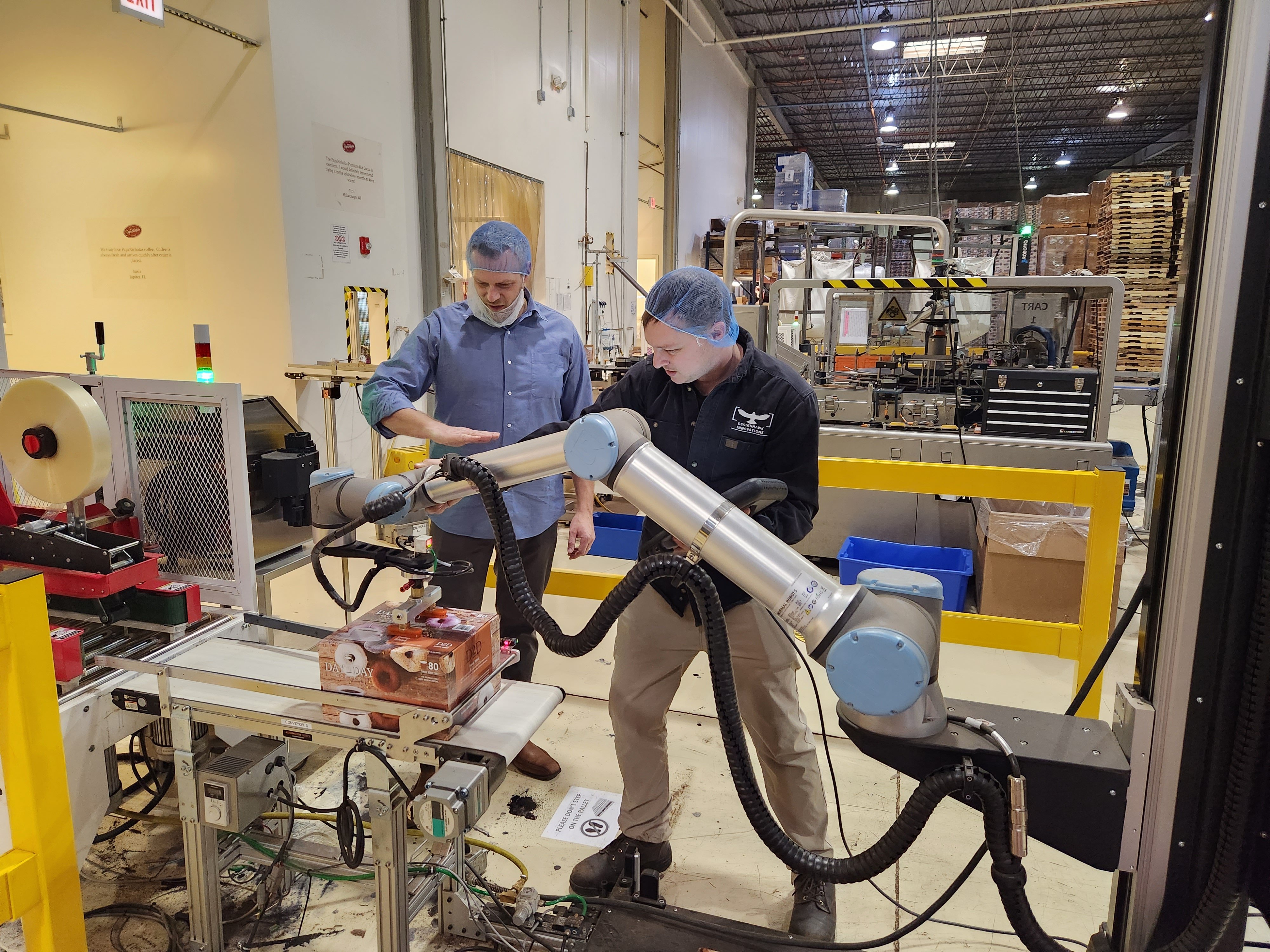 Automated Palletizing Solutions with Robotic Palletizers - Robotiq